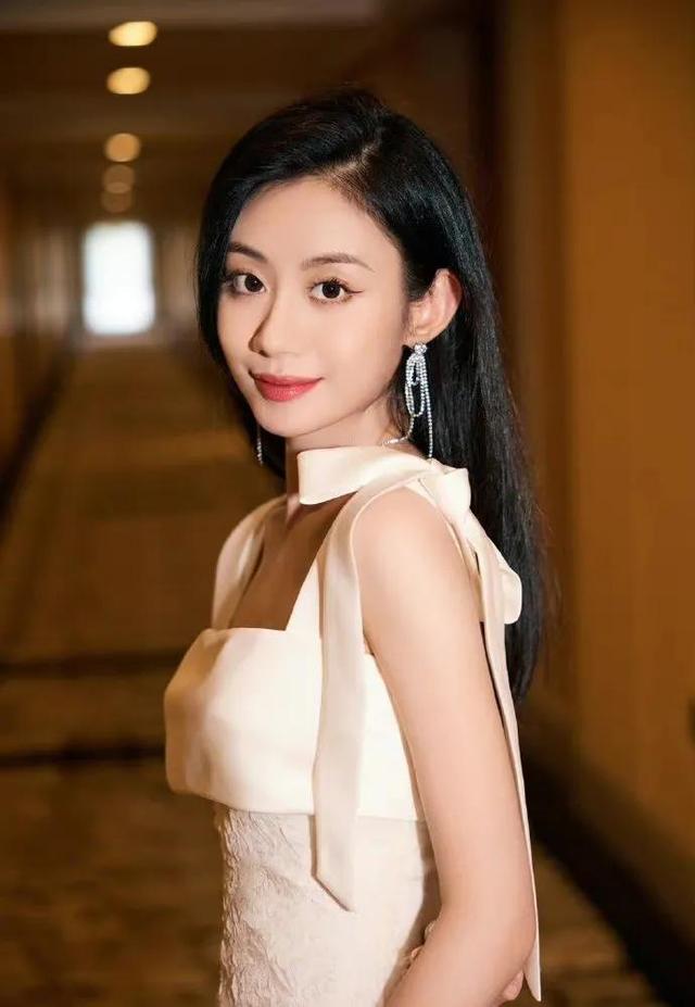 Wu Keyue wears a skirt and takes pictures on the hotel promenade, she ...