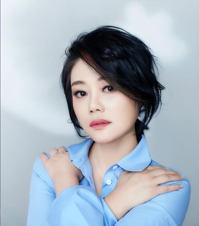 He Jing: Both marriages were bumpy. Her ex-husband's actions frightened ...