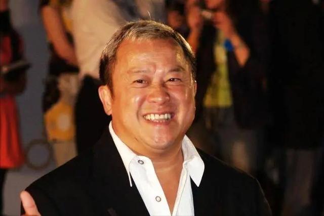 Zeng Zhiwei celebrated his 70th birthday, was kissed by many female ...