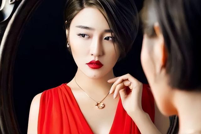 Zhang Yujiao's plastic surgery rolls over, her face looks like a disaster scene, and the live ...