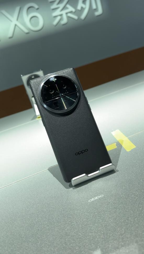 Innovation starts from appearance! Realizing the full main camera ...