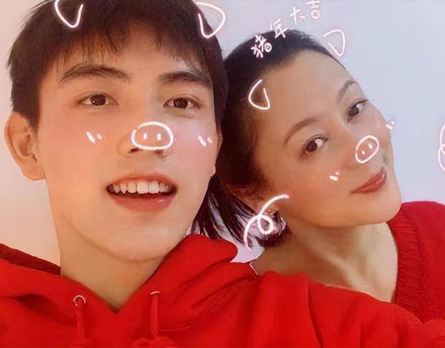 54-year-old Chen Hong and Chen Feiyu have dinner together, beautiful ...