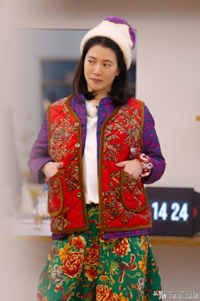 Yuan Yongyi dresses up in a cotton-padded jacket with flowers, this ...