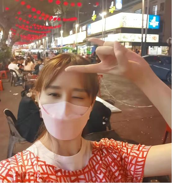 43-year-old Hu Jing's recent situation!Roadside selfies keep taking ...