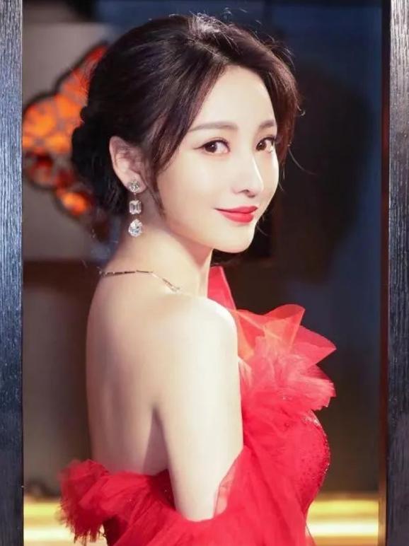 42-year-old Liu Yan dresses "concerning the past and disregarding the ...