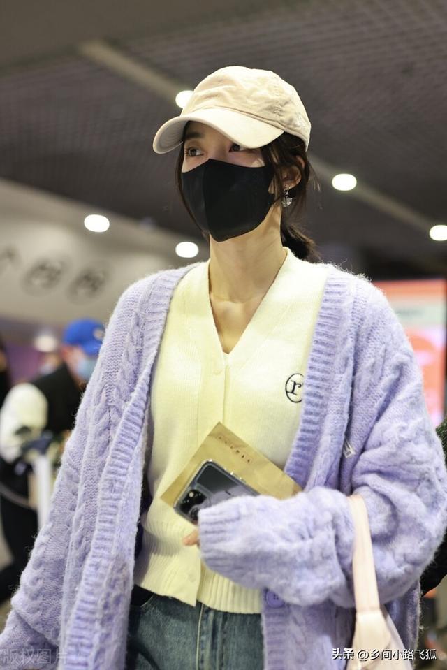 Wan Peng appeared at Shanghai Airport, wearing a baseball cap, sweet ...