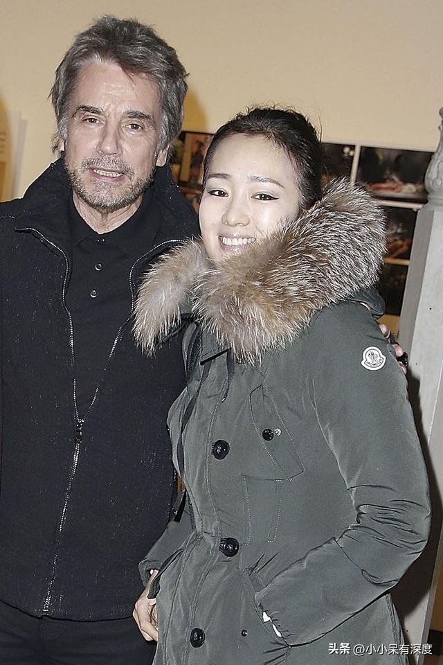 Gong Li and her 74-year-old husband cuddle sweetly, with their fingers ...