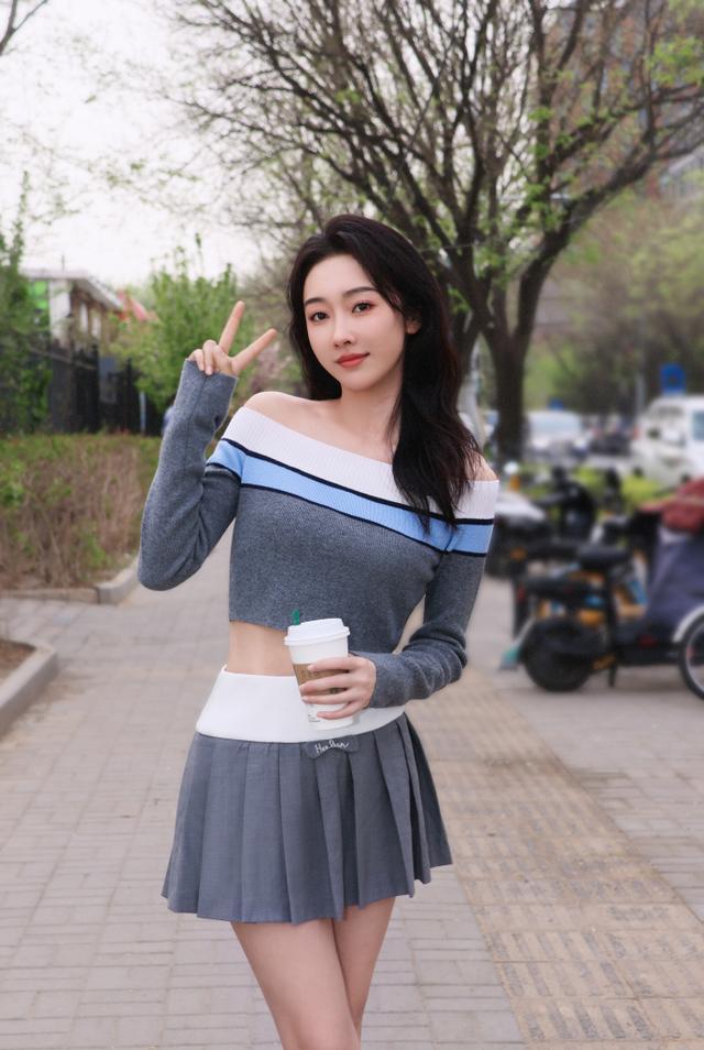 Pear vortex smiles fresh and elegant—exquisite girl Xuan Lu - iMedia