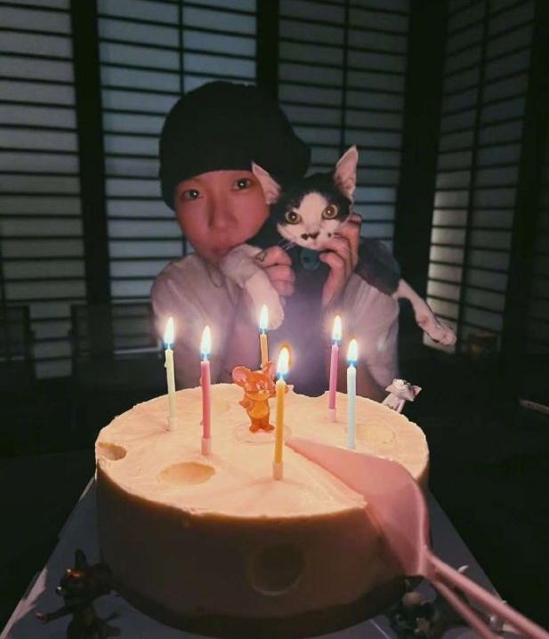 Dou Jing Tong celebrates her 26th birthday, holding a cat and eating ...