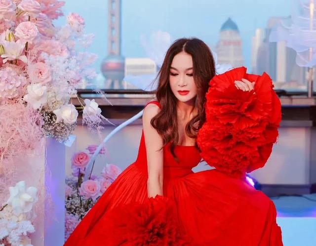 When a beauty ages, she either rises up like Wen Bixia or sinks like ...