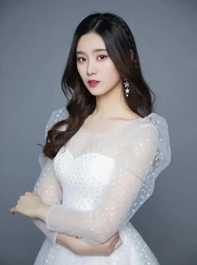Female singer Xu Yiyang - iMedia