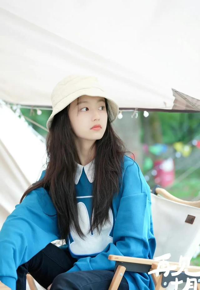 Pei Jiaxin is wearing a hat and camping outdoors, she is very beautiful ...
