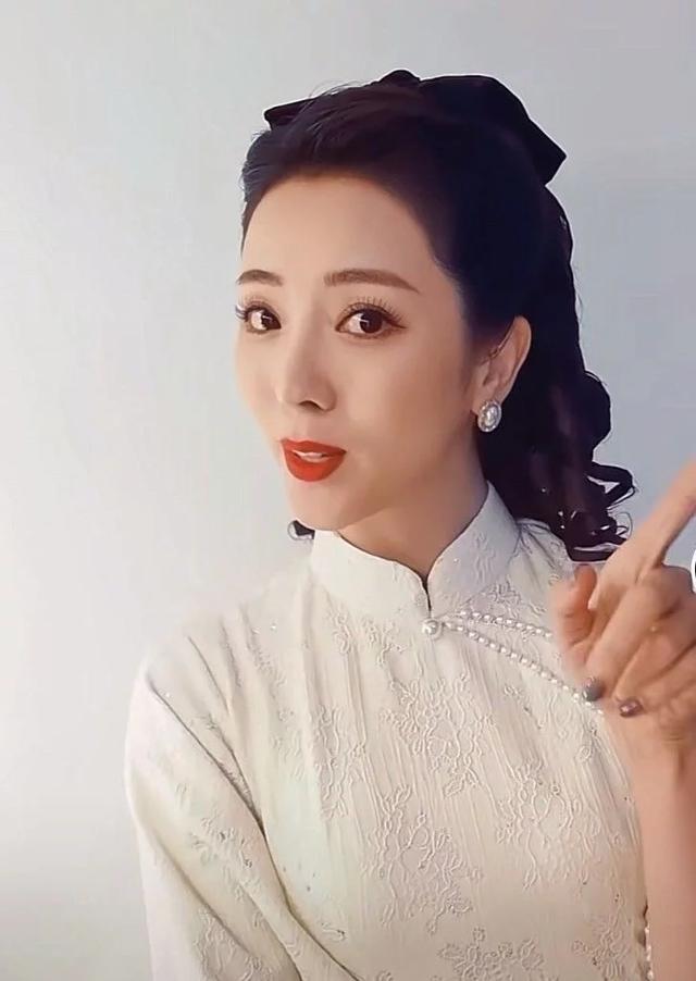 Li Sisi dances in a pearl cheongsam!The nose is high and the eyelashes ...