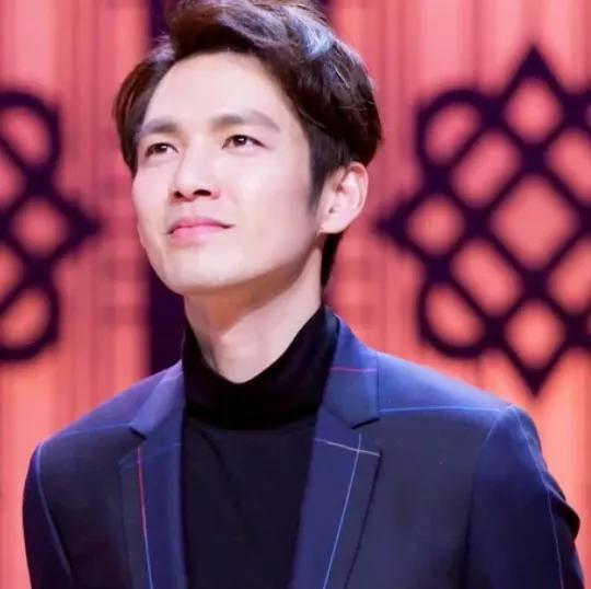 Wu signed an overseas concubine? Wang Junkai and his agent are inseparable? Yang Mi has a secret ...