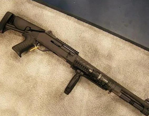 The M1014 combat shotgun of the United States Armed Forces is very ...