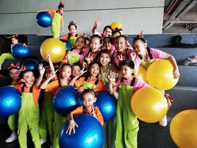 Ulan Tuya's enthusiastic interaction with young fans created the ...