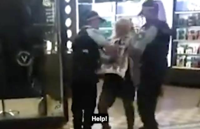 Chinese elders in Sydney were arrested at QVB protest!The cheekbone was ...