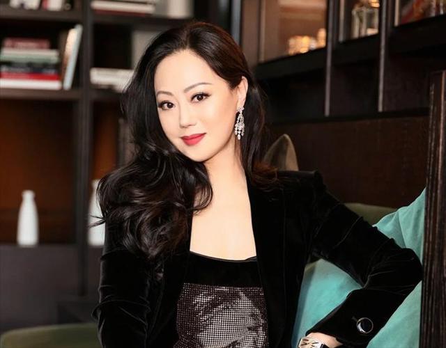 Zhang Xiaohui was very happy to receive flowers from her son on ...