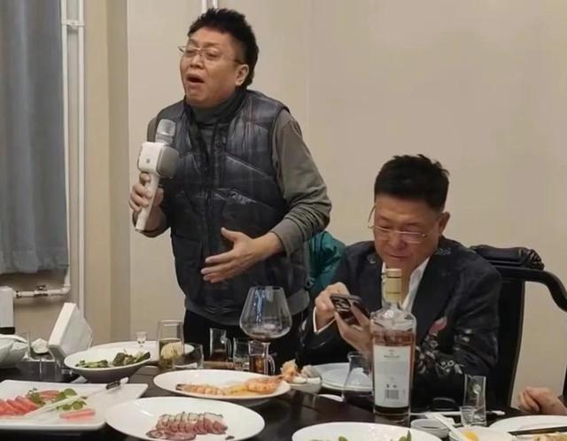 Wang Weinian's friend Jiang Yuheng at the drinking table caused controversy when he sang a song ...