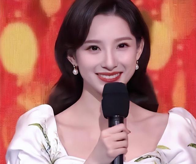 The new "CCTV First Sister" successor? Overwhelming Dong Qing and Li ...