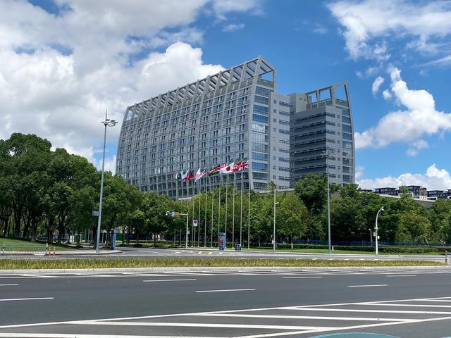 Now standing on the side of the Yangtze River Road in Beilun District ...