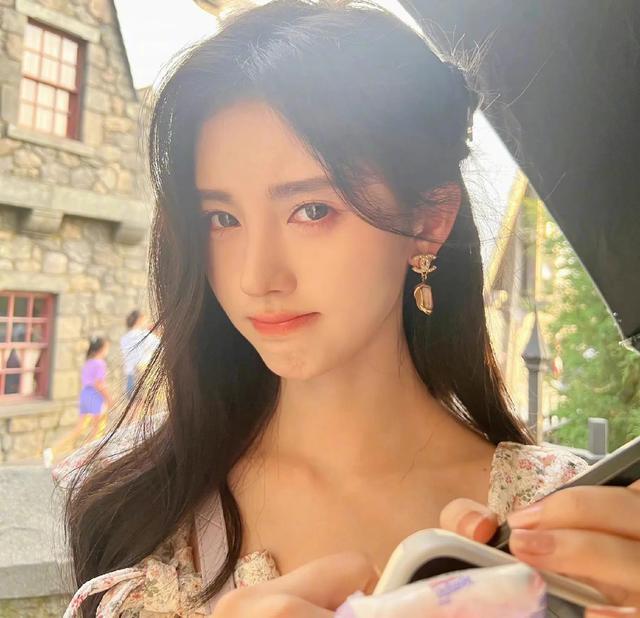 Little Gossip, Ju Jingyi, Wu Qian, Zhang Han - iMedia