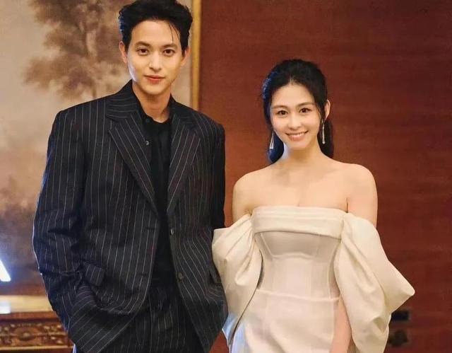 Qiu Shuzhen's daughter wore a tube top dress to attend the dinner party ...