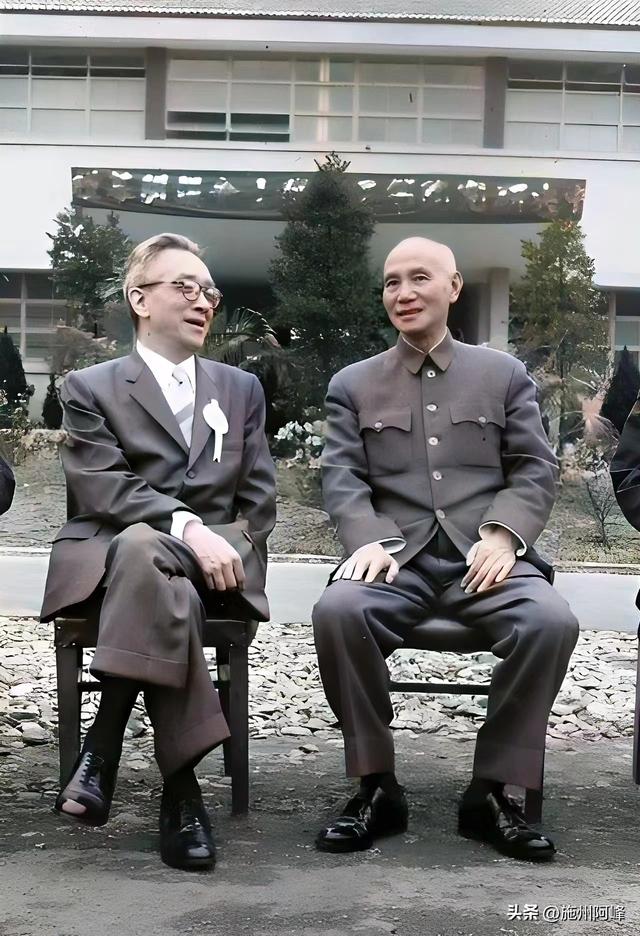 In 1958, Hu Shi, who returned to Taiwan, met Chiang Kai-shek, who was ...
