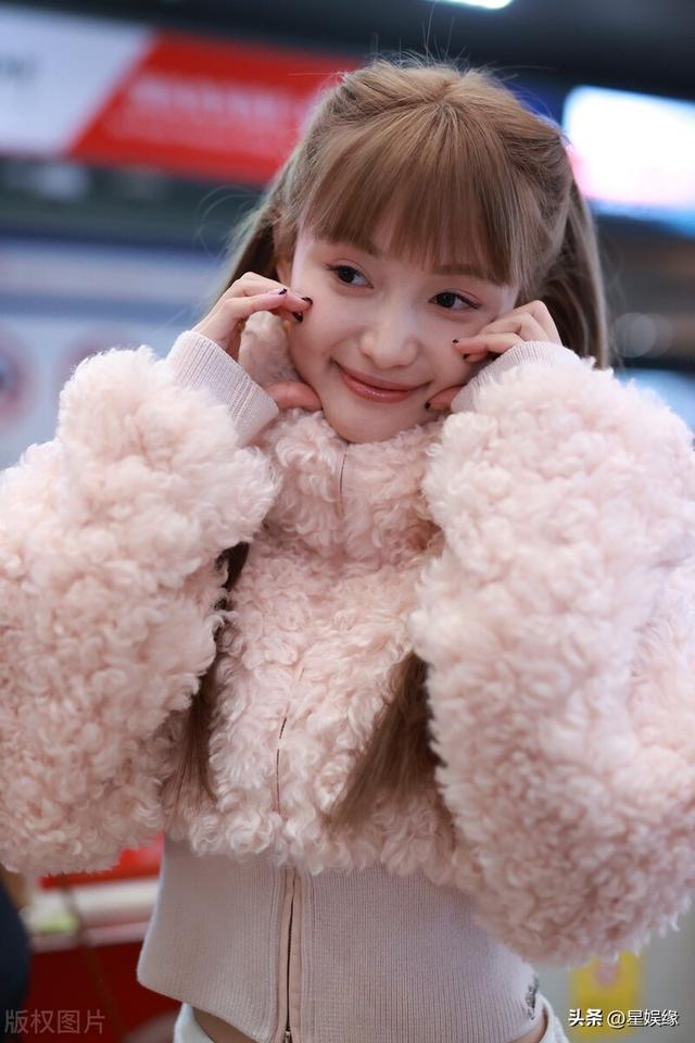 Lin Xiaozhai appeared at the Beijing Airport, behaving cutely to the ...