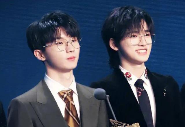 Song Yaxuan put watermelon in the water to cause controversy, laughed ...