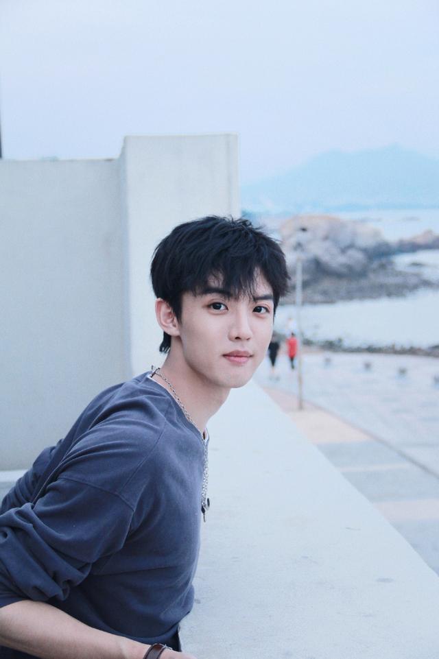 Zhou Junwei: With both talent and appearance, his participation in "Liu Li" became popular, and ...