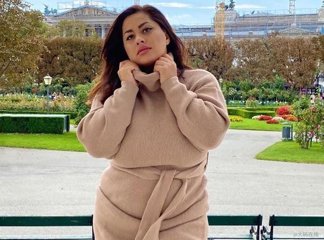 Romanian plus-size model Costina Munteanu - iMedia