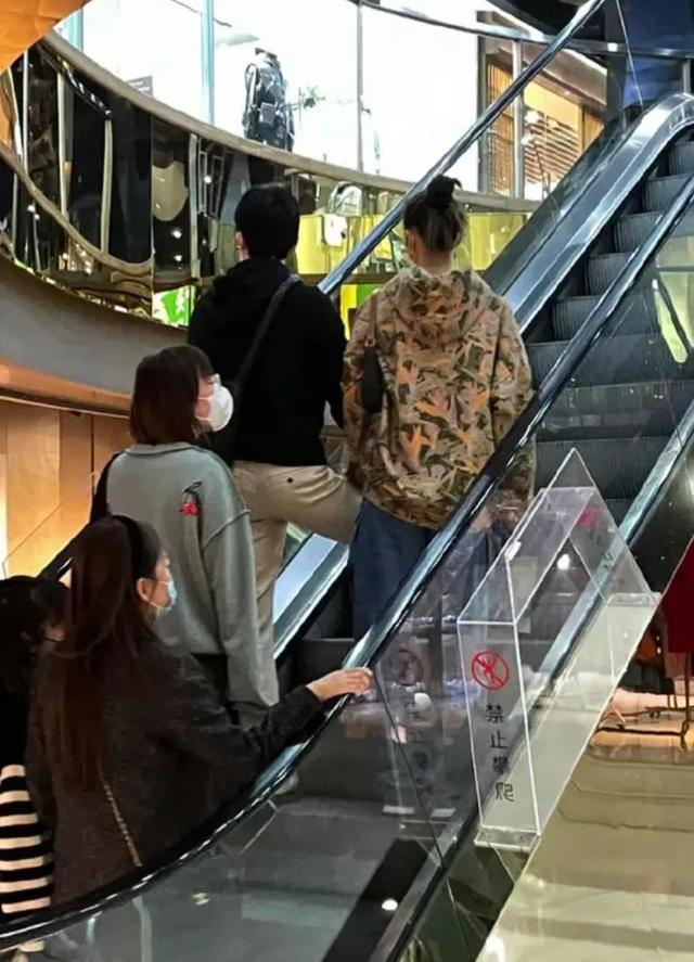 Jing Boran and Liu Wen hold hands to visit Sanlitun - iMedia