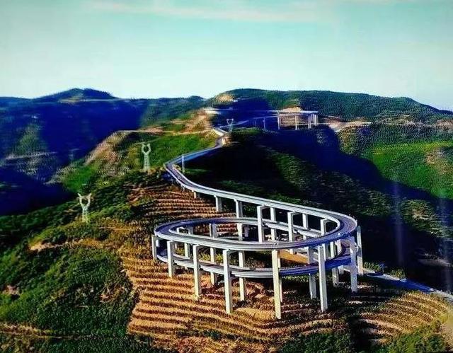 The newly-built Tianlong Mountain Red Bridge in Taiyuan, returning home ...