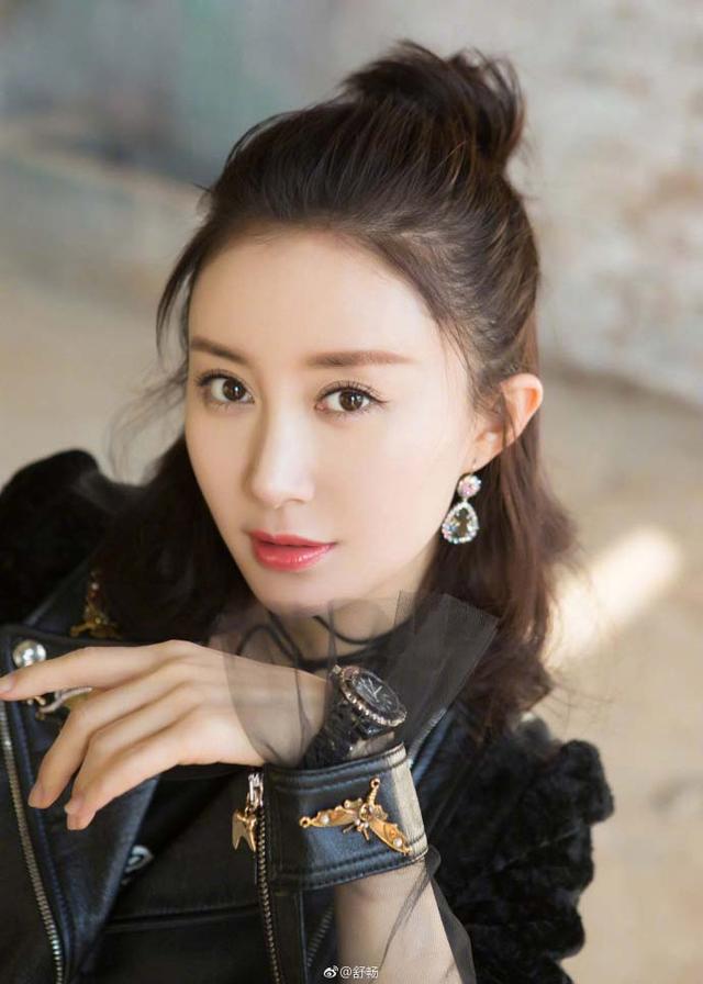 A set of beautiful photos of Shu Chang's leather jacket with red lips ...