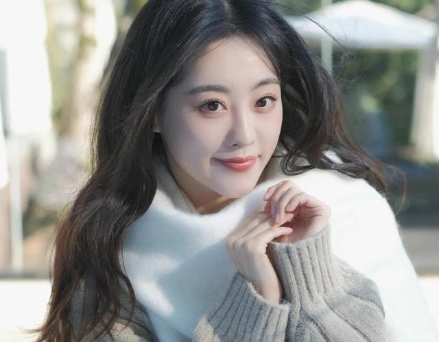 Zhu Xudan played Zhou Zhiruo, and also worked with Wang Hedi, and Yang ...