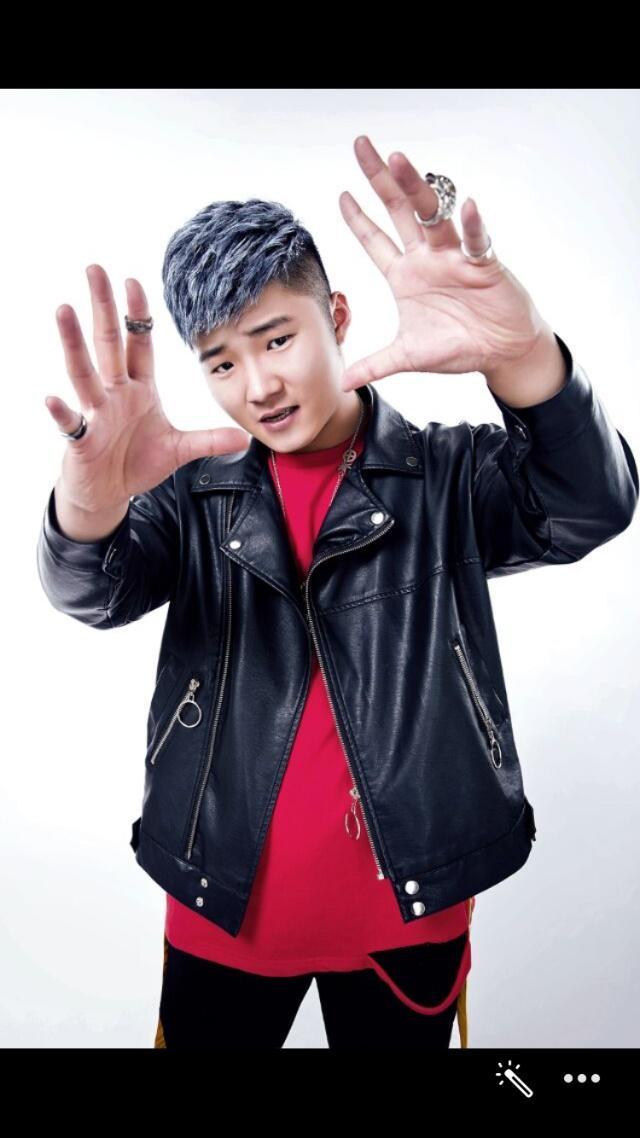 "Internet celebrity singer" Bai Xiaobai was "sealed by a hat" Wu Dailin ...