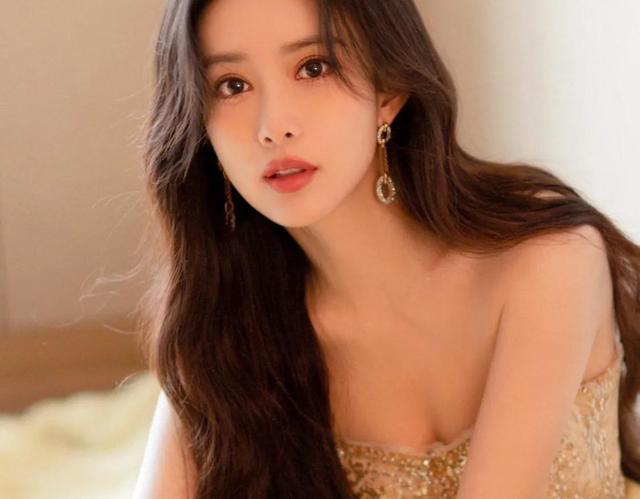 Mencius off-the-shoulder dress photo - iMedia