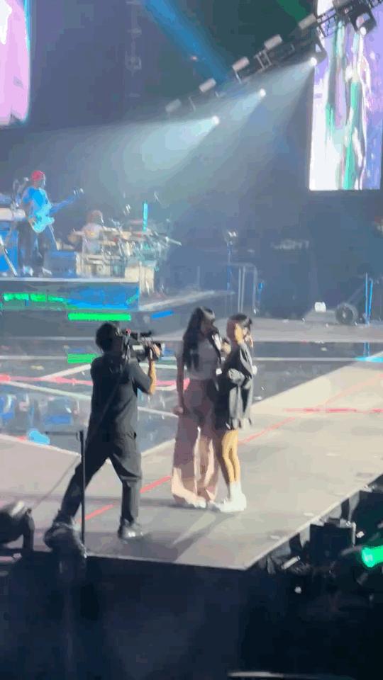 Lisa kisses Jennie on the face - iMedia