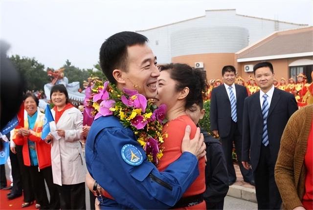Jing Haipeng's wife Zhang Ping: once wrote a "space love letter" to her ...