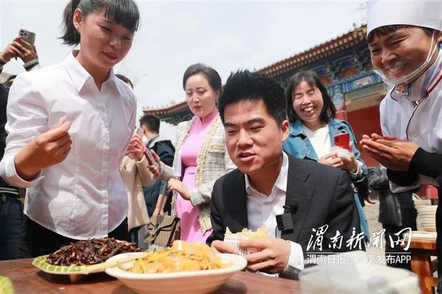 Together with Dong Yuhui, you can see the peaks and mountains like a ...