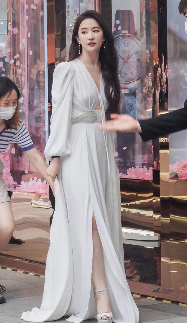 Liu Yifei's 35-year-old state is as good as that of the year, and she is really a goddess of ...