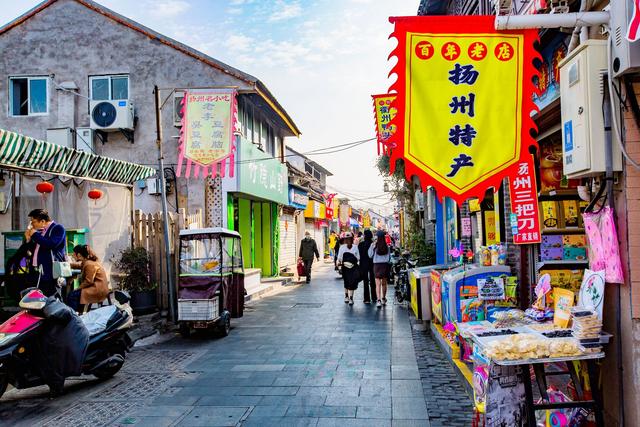 Yangzhou Caiyi Street, the treasure old street in the busy city, is ...