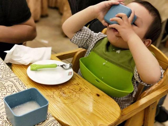 Babies with rice dregs follow the "three nos and two requirements", and ...