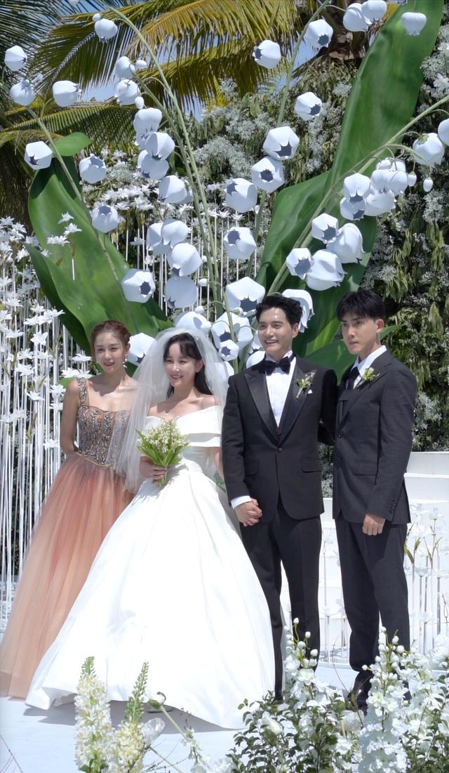 Zhang Meng, Jin Ensheng and Hailu Zhang Rui took a group photo on the ...