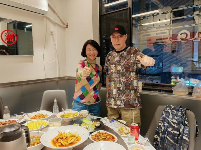 Ni Dahong and Hui Yinghong went to the night market and ate stinky tofu ...