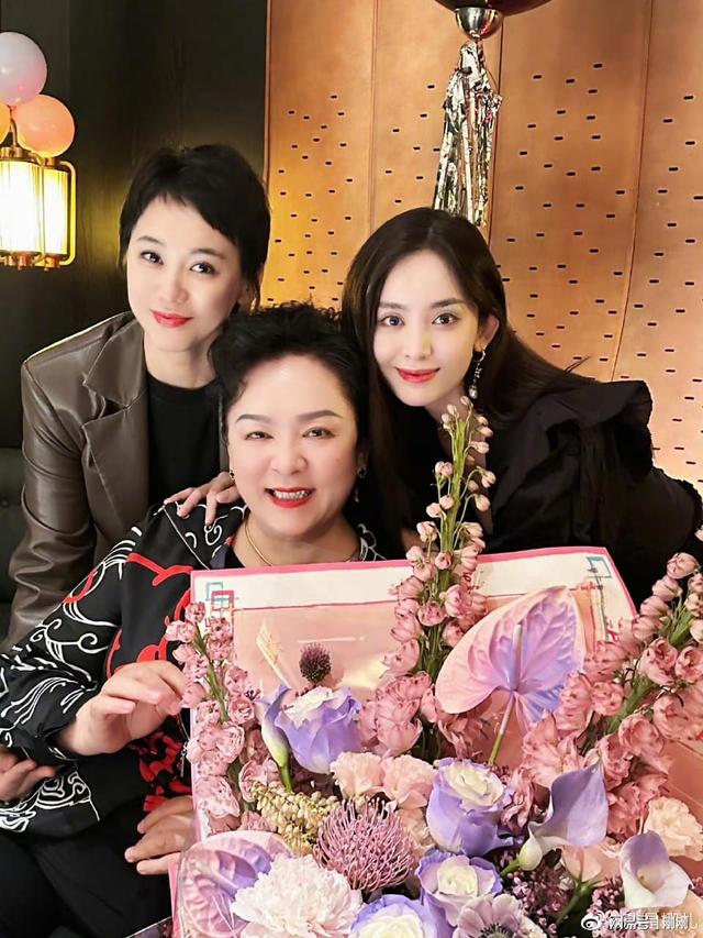 Guli Nazha shares family gathering photos, her beauty can be found - iMedia