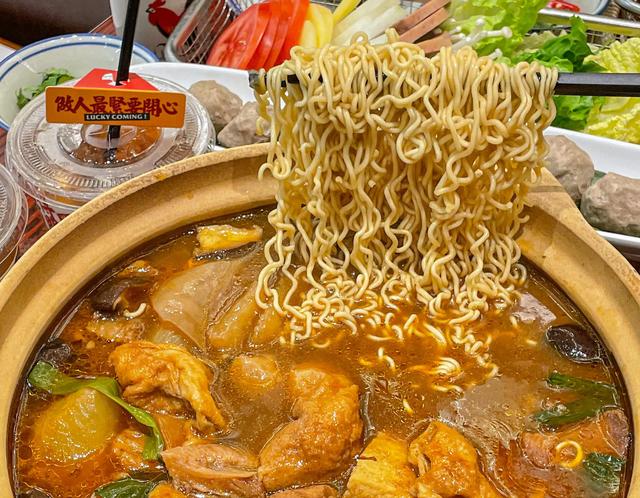 Chengdu authentic Cantonese style beef brisket and beef offal pot ...