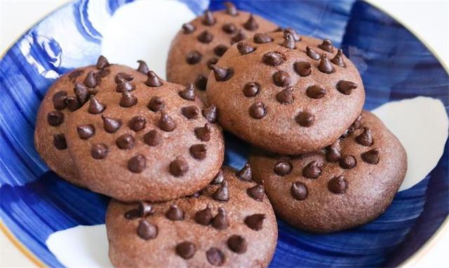 Explosive chocolate biscuits, homemade without any additives, fragrant ...