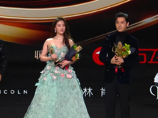 Weibo Night: Hu Ge picks KING excited to thank his wife and daughter ...